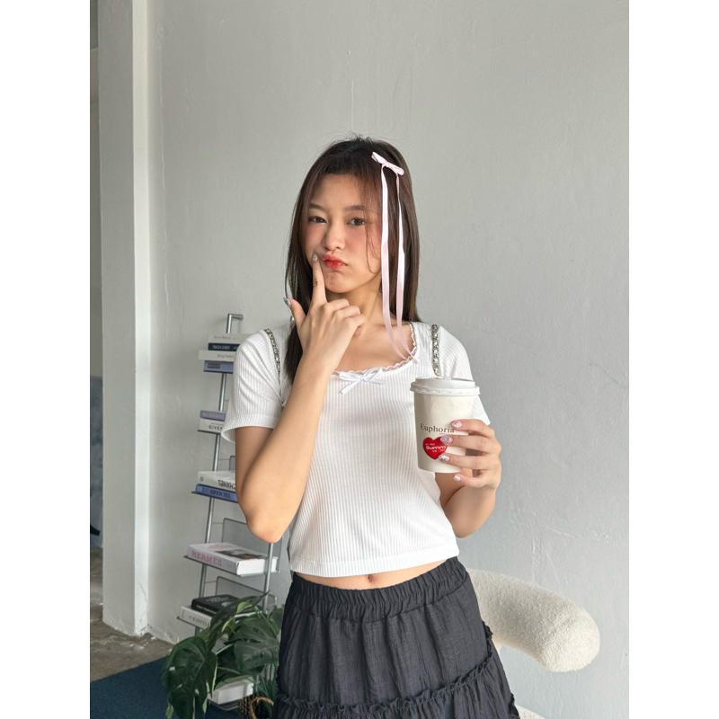 RUBY CROP - เสื้อครอปแขนสั้นคอลูกไม้ติดโบว์ | Shopee Thailand