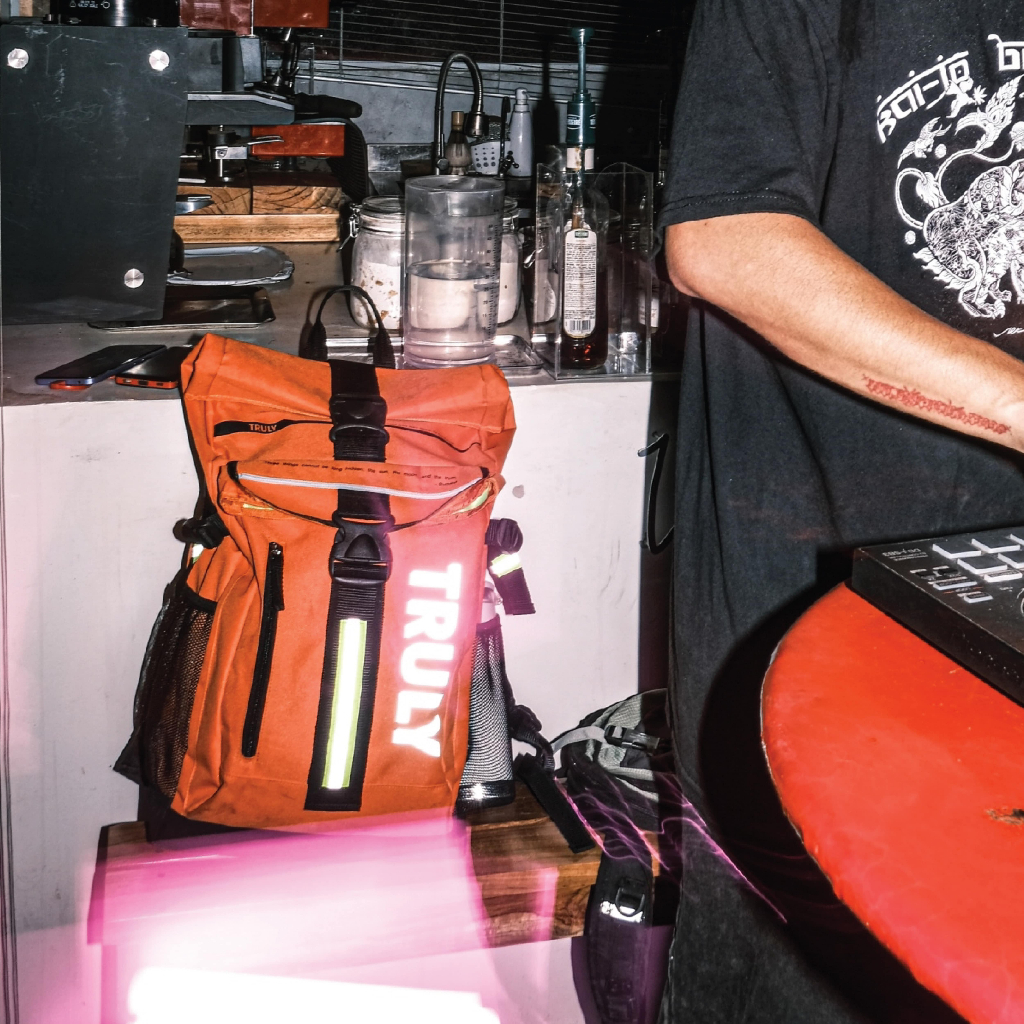 TRULY แบกสีส้ม กระเป๋าเป้ BACKPACK REFLECTIVE BAG | Shopee Thailand