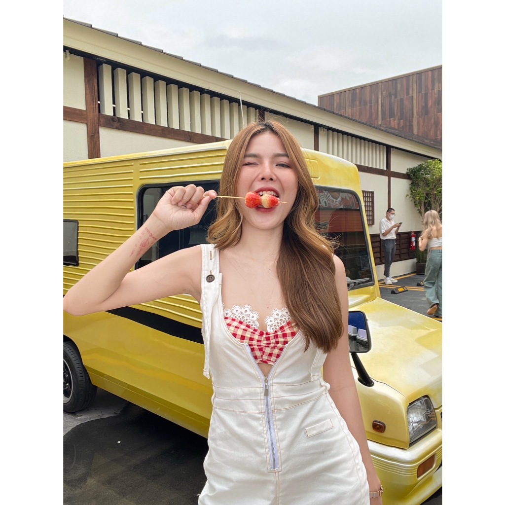 ชุดเอี๊ยมขาว เสื้อสก็อตแดง(เสื้อด้านในขายแยก) PITCHA Brand | Shopee ...