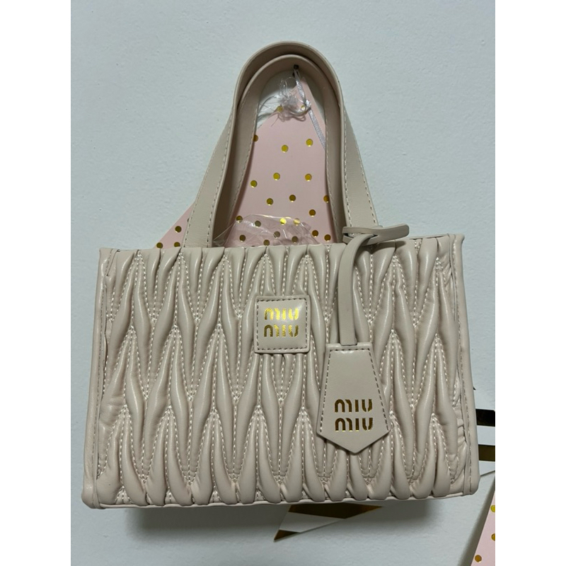 กระเป๋าถือ miumiu สีชมพูสุดหวานละมุน | Shopee Thailand