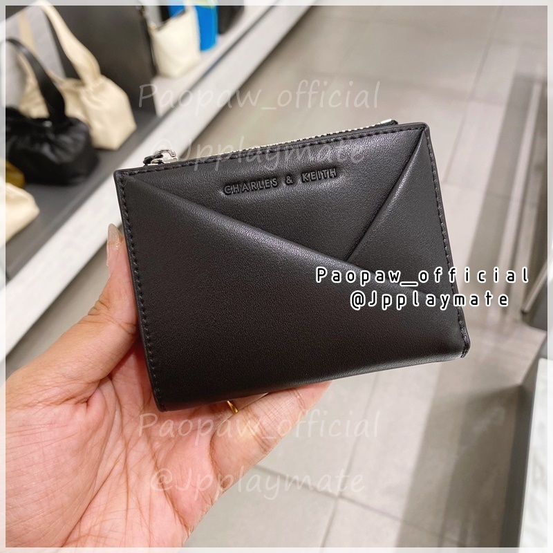 กระเป๋าสตางค์ Charles & Keith รุ่น Midori Geometric Top-Zip Wallet ...