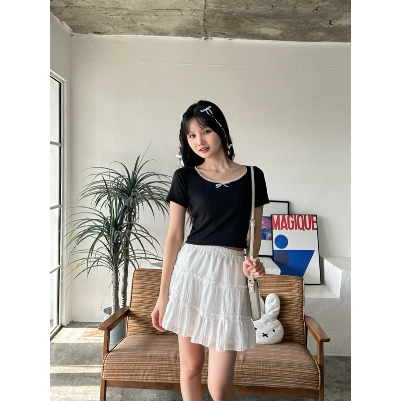 RUBY CROP - เสื้อครอปแขนสั้นคอลูกไม้ติดโบว์ | Shopee Thailand