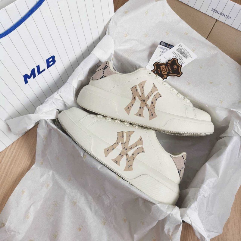 พร้อมส่ง MLB Chunky Classic Heel Monogram New York Yankees สีครีมน้ำตาล ...