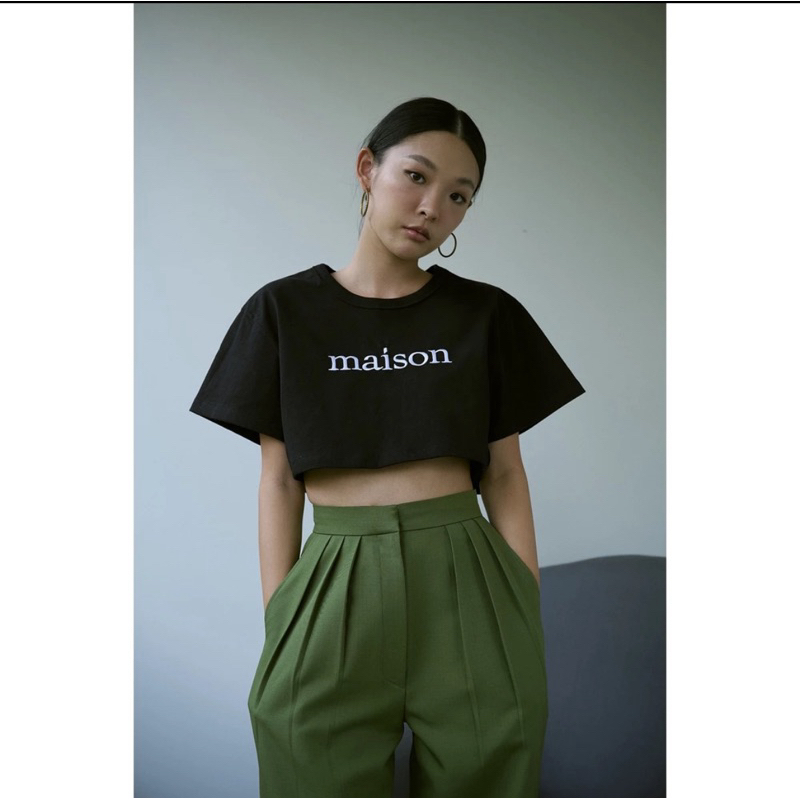 maison KEEPS Midnight Cropped "maison" Basic Tee เสื้อครอปคอกลมปัก ...