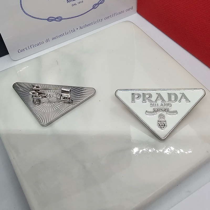 พร้อมส่งในไทย Prada Logo Brooch เข็มกลัดปราด้า กลัดสูท โลโก้ปราด้า งาน ...