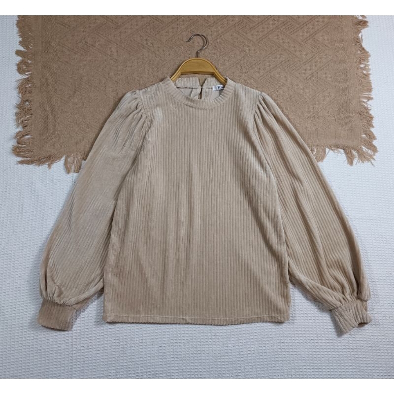แบรนด์ Khalita size m เสื้อกำมะหยี่แขนพองสีครีม สภาพใหม่กริบเนื้อผ้าดี ...