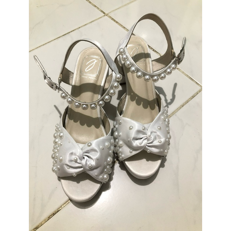 Farrent Farent รองเท้าส้นสูง สีขาวประดับมุก | Shopee Thailand