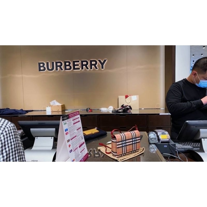 กระเป๋ายี่ห้อง BURBERRY | Shopee Thailand