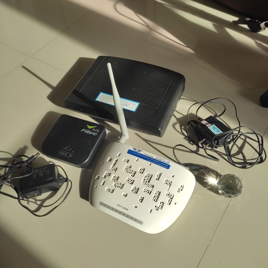 เราเตอร์เก่า TP-LINK 150 Mbps TD854W และ Desktop Switch | Humax ONT ...