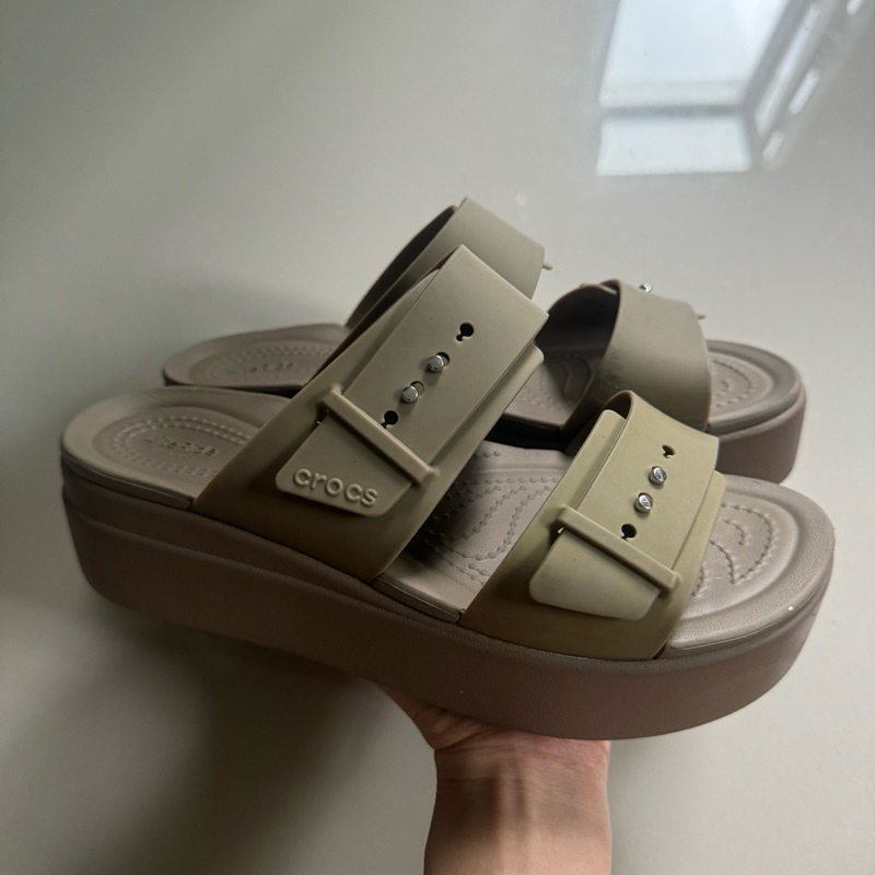 CROCS BROOKLYN BUCKLE LOW WEDGE รองเท้าผู้หญิงมือสองของแท้ | Shopee ...