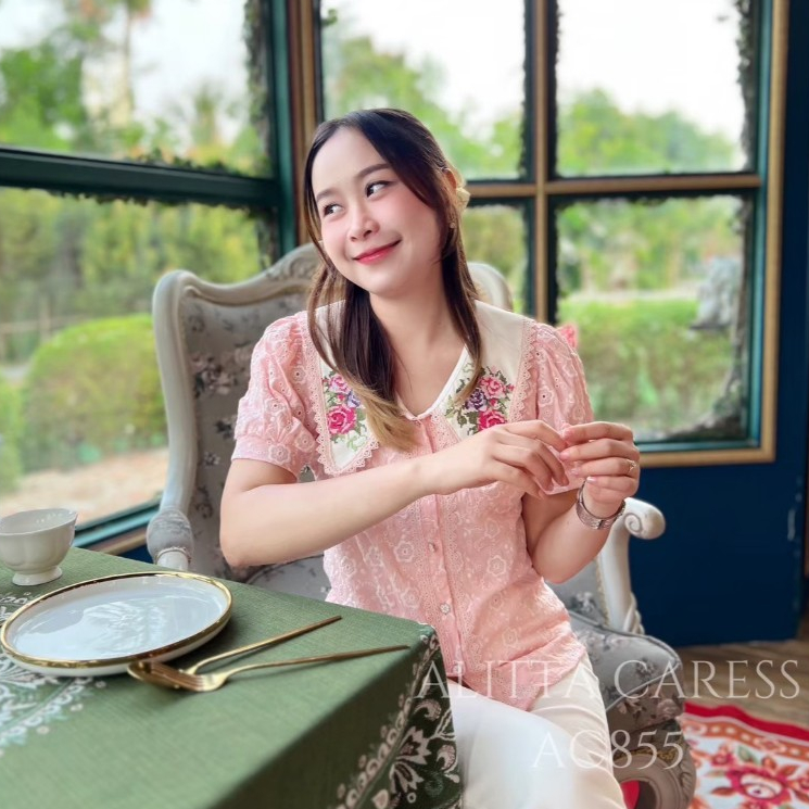 ALITTA CARESS :AC855 เสื้อคอวีสีชมพูละมุนละไม ปกขาวปักช่อดอกกุหลาบหลาก ...