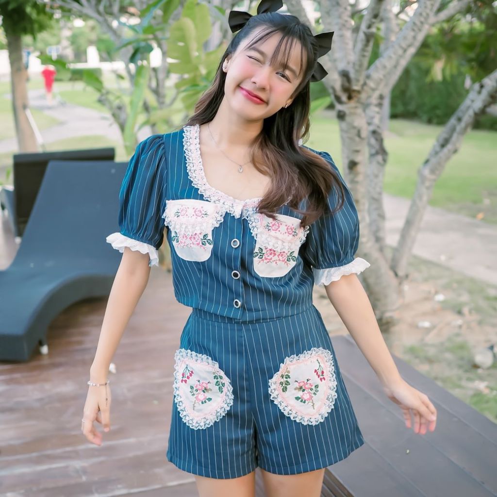 CM012 ชุดเซ็ตยีนส์ริ้วสีกรมเข้ม เสื้อคอลูกไม้ปักลาย + ขาสั้นปักลาย | Shopee Thailand