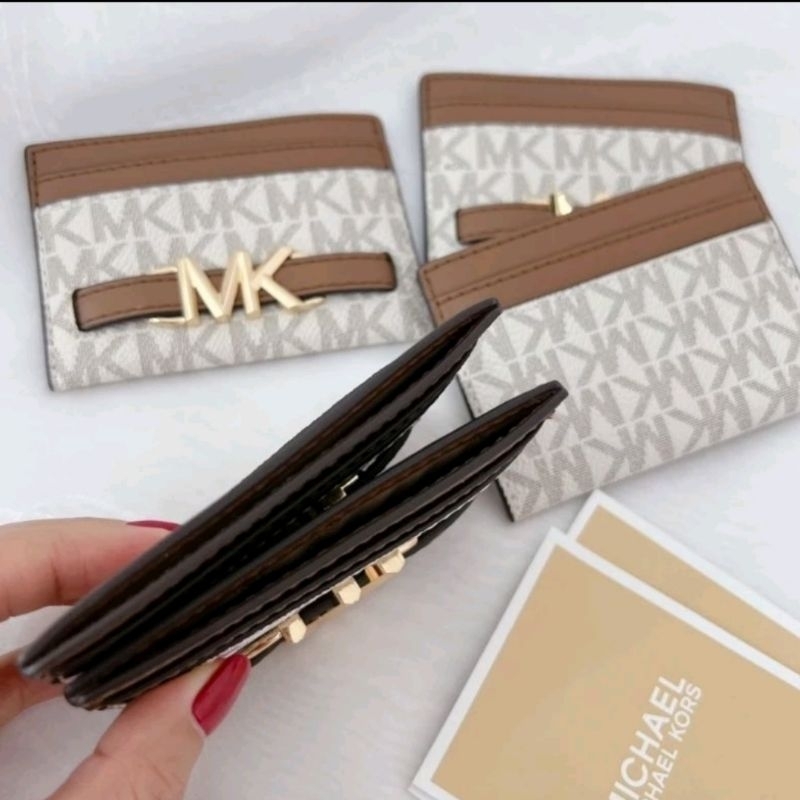 ใส่บัตร MK MICHAEL KORS COIN CASE หลายแบบ | Shopee Thailand