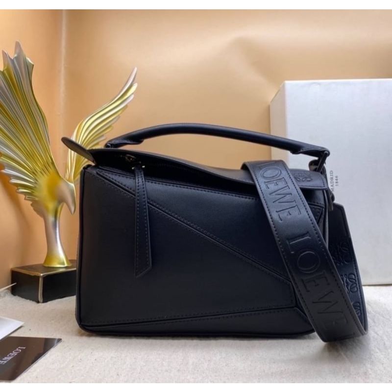 กระเป๋า Loewe bag หนังแท้ 100% งาน Vip สวยมากรุ่นนี้แนะนำเลย ราคาดีมาก ...