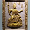Antig Pim 084 เทพฮินดู เพศหญิง เนื้อผงทาทองบรอนซ์ หลัง ฝังแร่รัตนชาติ สีเขียวคล้ายมรกต ไม่ทราบ ...