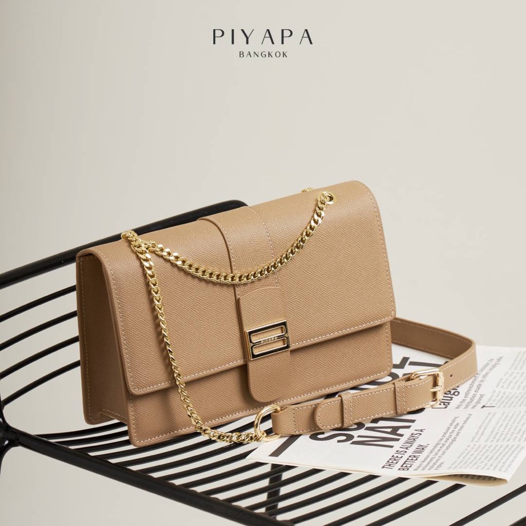 (Clearance Sale) กระเป๋าหนังวัวแท้ รุ่น New Classic Piyapa สี Honey Brown *** สินค้ามีตำหนิเล็ก ...