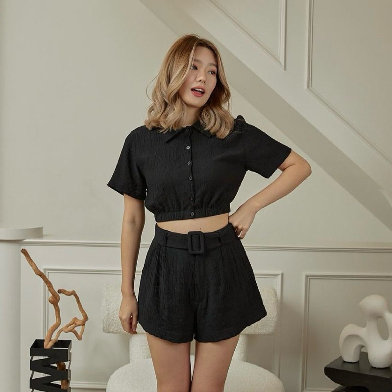 ส่งต่อเสื้อครอปสีดำ copper.bkk crumble top in chao-guay size m | Shopee ...