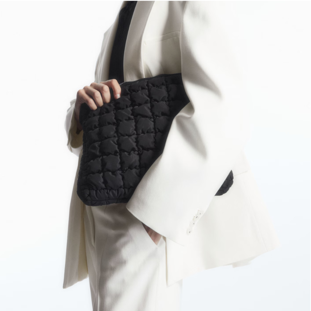 (พร้อมส่ง) กระเป๋าใส่ Notebook - COS QUILTED LAPTOP CASE ของแท้ ...