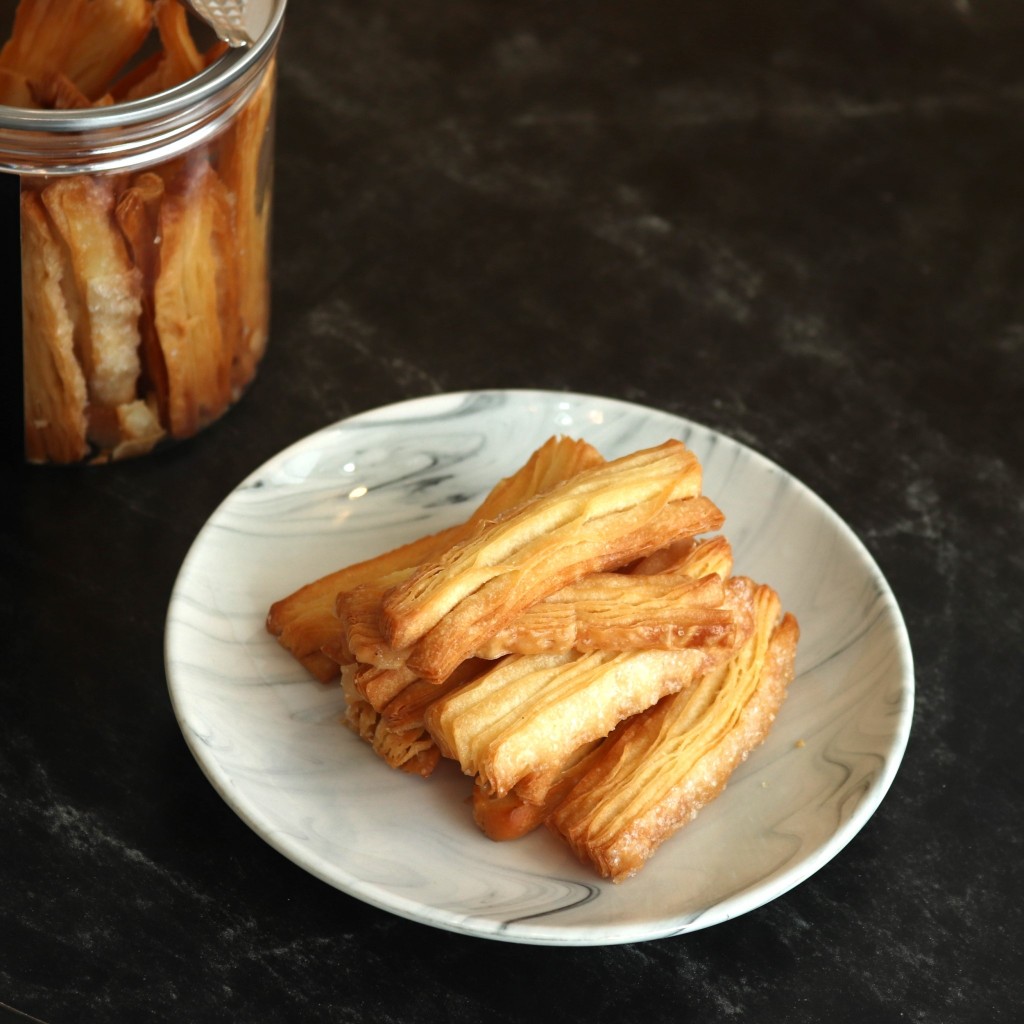 พายกรอบสติ๊ก (Crispy Pie Stick with Butter and Sugar) | Shopee Thailand