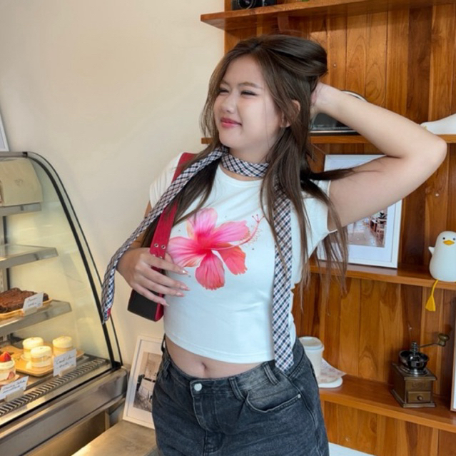 (cham.officially) ซื้อ 1 ฟรี 1 Maybe Baby tee เสื้อยืดเข้ารูปติดเพชร ...