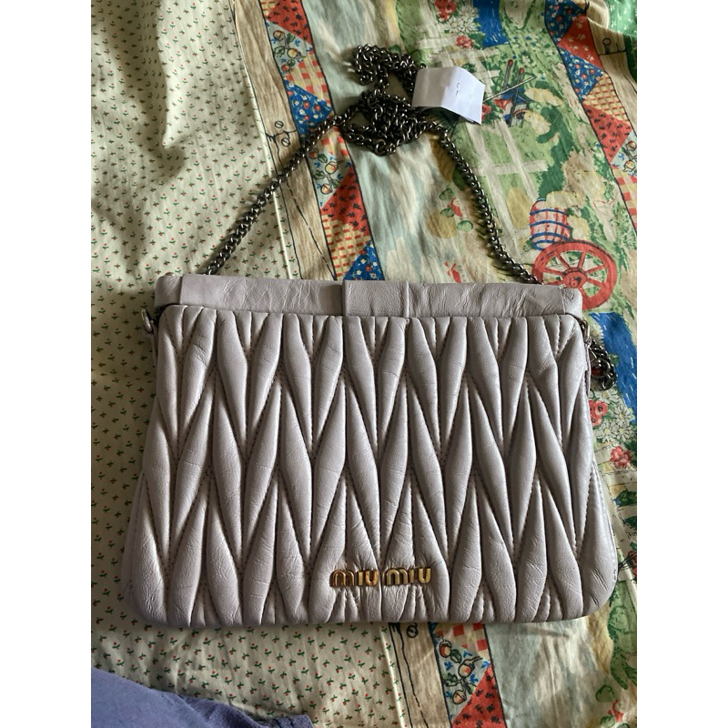 กระเป๋าสะพายหนังmiu miuมือ2 อ่านก่อนสั่ง | Shopee Thailand