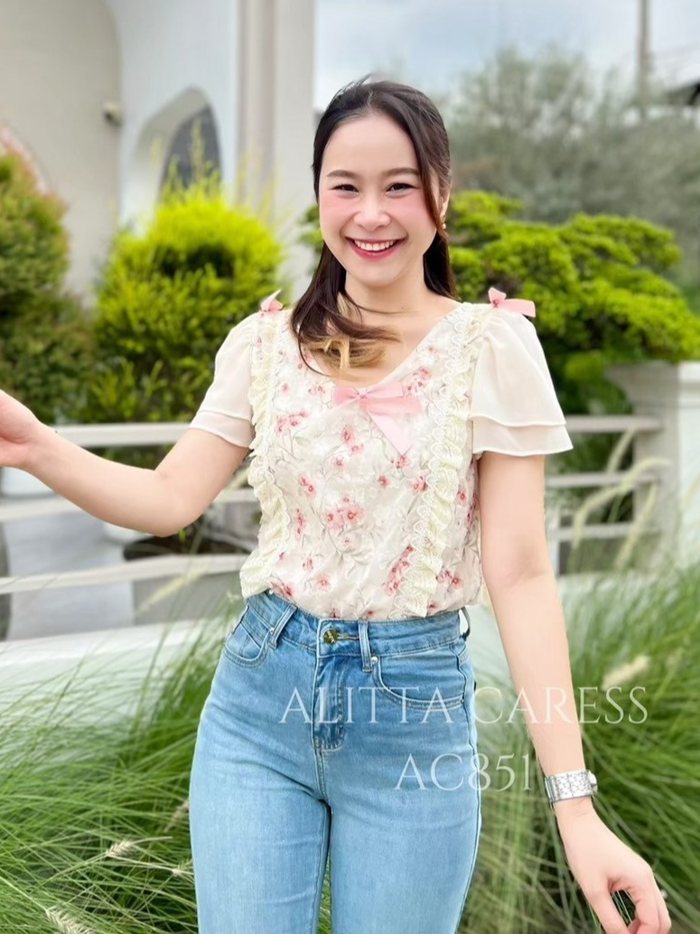 ALITTA CARESS : AC851 เสื้อชีฟองคอวีสีครีมลายดอก เเต่งระบายลูกไม้ประดับ ...
