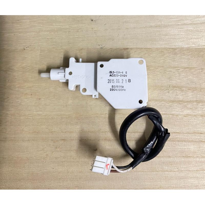 สวิตซ์ประตู/ตัวล็อคประตู LID LOCK ASSY TOSHIBA(โตชิบา)(อะไหล่แท้ถอดมือ2 ...