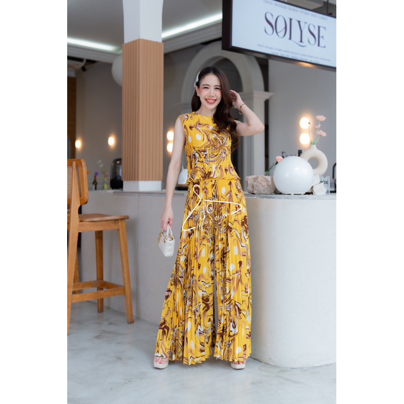 Jubbie&Chrissie : ชุดเซท (เสื้อ+กางเกง) เสื้อครอปพลีทแขนกุด (คอ กลม ...
