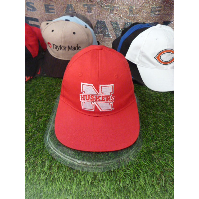 หมวกเบสบอลมือสองของแท้ NCAA NEBRASKA UNIVERSITY "HUSKERS" Savage Red ...