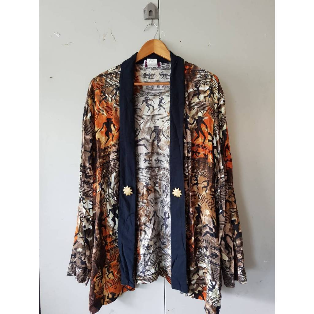 เสื้อคลุมคอตตอนเรย่อนลายมนุษย์ถ้ำ Sharon Anthony 50+/35 | Shopee Thailand