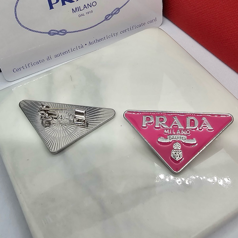 พร้อมส่งในไทย Prada Logo Brooch เข็มกลัดปราด้า กลัดสูท โลโก้ปราด้า งาน ...