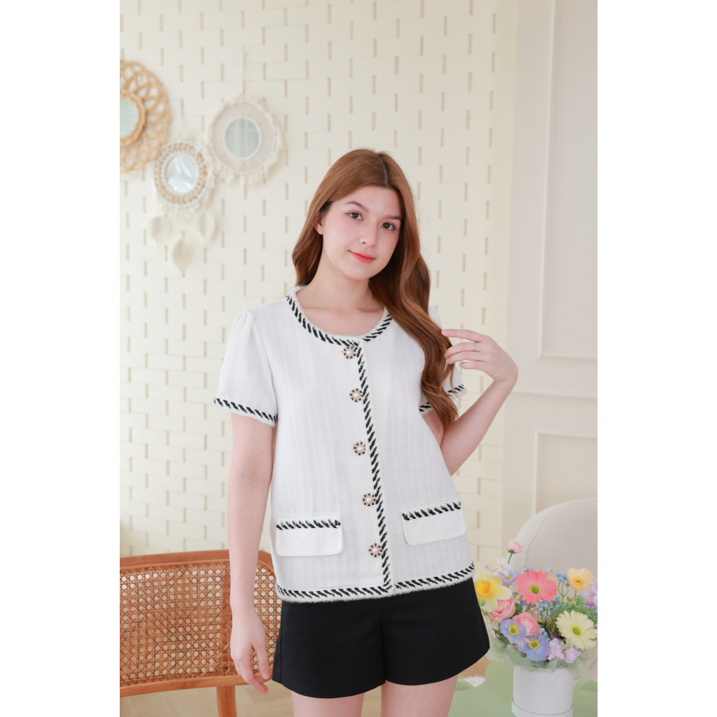GluCoat เสื้อทวิตสีขาว แต่งขอบทูโทน กระดุมมุกใช้งานได้จริง K225 | Shopee Thailand
