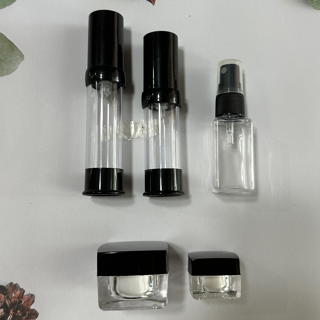 ขวดสูญญากาศ ขอบนูนดำ 15ml. 20ml. สีดำ กับ กระปุกเหลี่ยม 5g. 10g. สีดำ และ ขวดPET สเปรย์ 30ml. สี ...