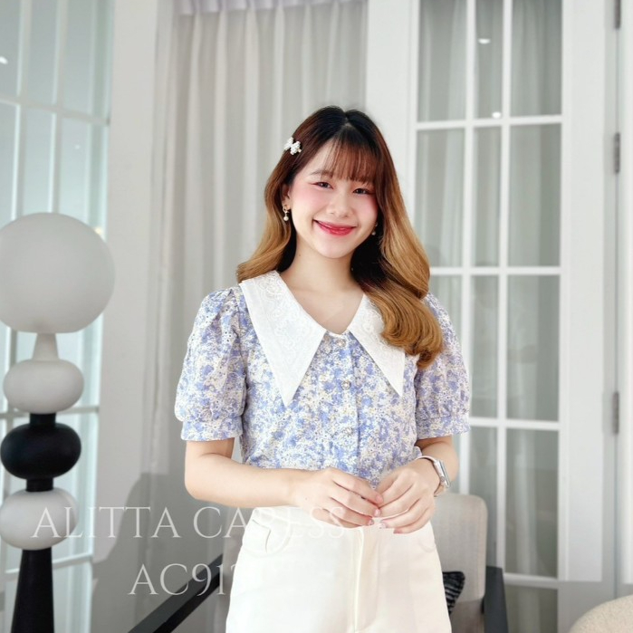 ALITTA CARESS : AC913 เสื้อคอปกพิมพ์ลายดอกสีฟ้า ปกทรงเหลี่ยมขาวเเต่ง ...