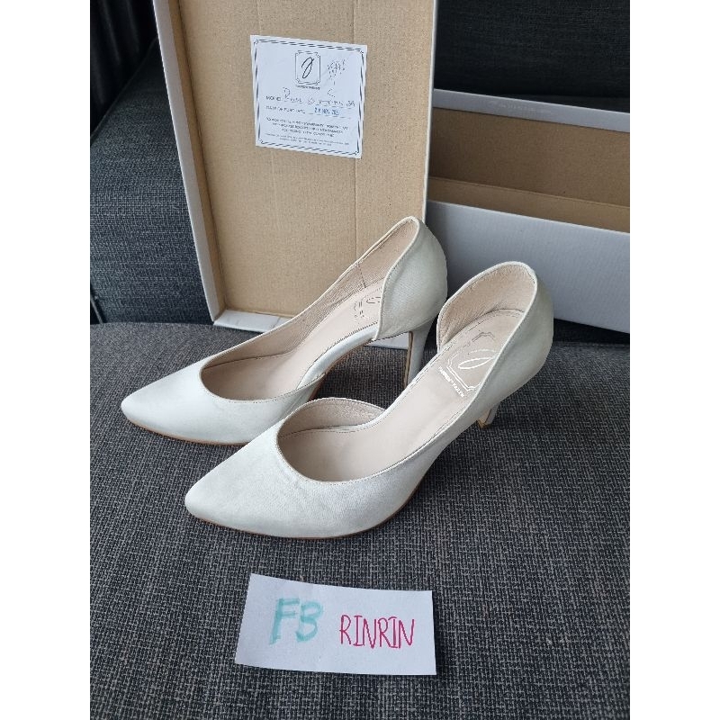 ส่งต่อรองเท้า FARRENT FARENT รุ่น Reese สีขาวซาติน เบอร์ 39 | Shopee ...