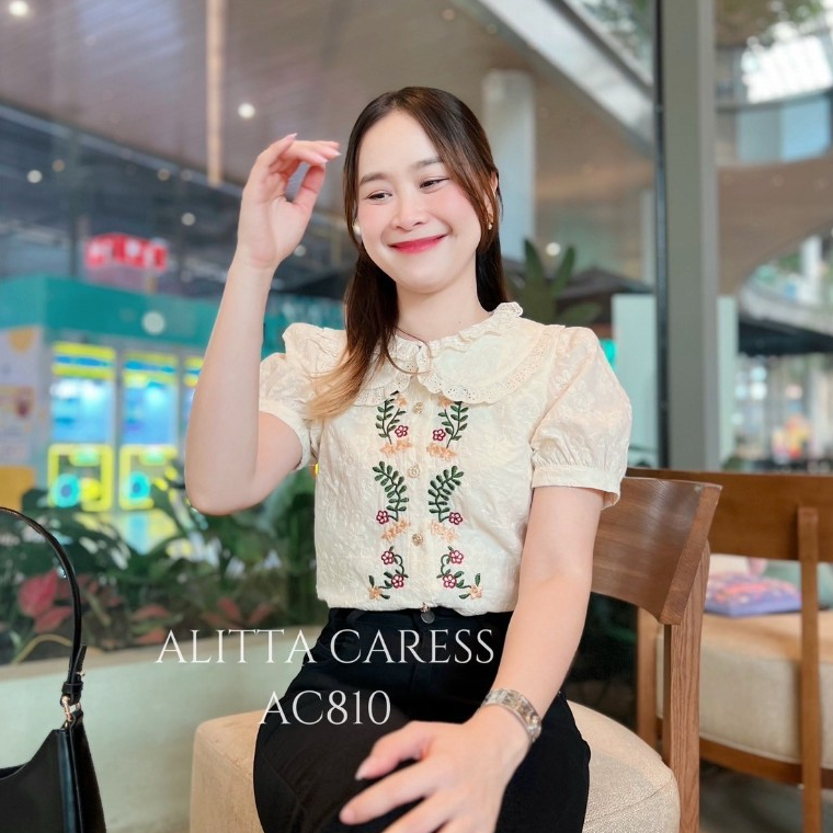 ALITTA CARESS AC810 เสื้อคอตตอนสีครีมดีเทลงานปักเดินเส้นลายดอกไม้ กลางอกปักดอกไม้สีตุ่นๆ คอปก ...