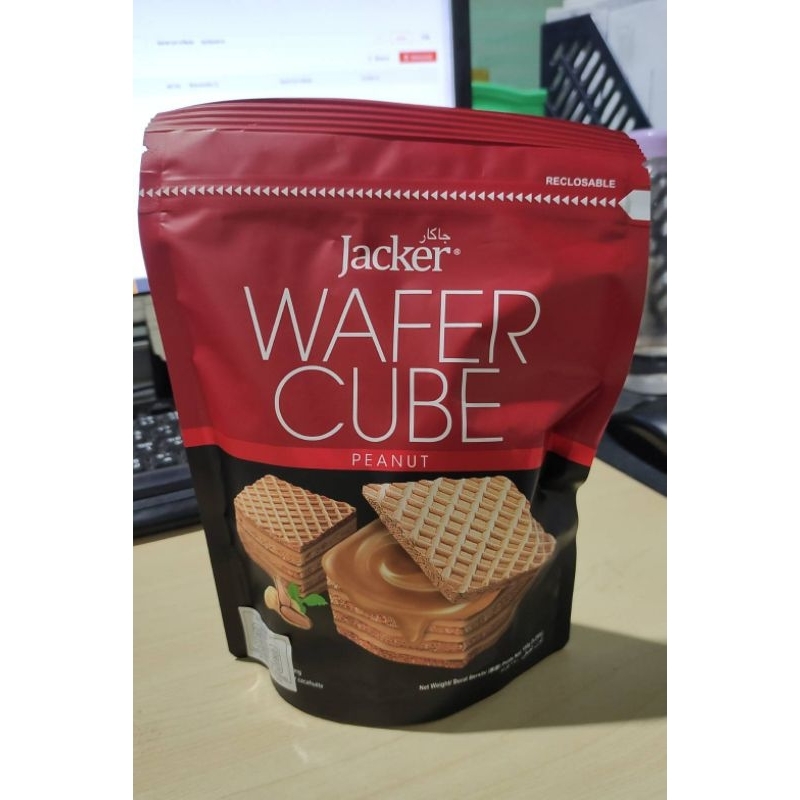 Jacker WAFER CUBE PEANUT แจ็คเกอร์เวเฟอร์ ( รสถั่ว / ช็อกโกแลต ) ขนาด 150 กรัม | Shopee Thailand