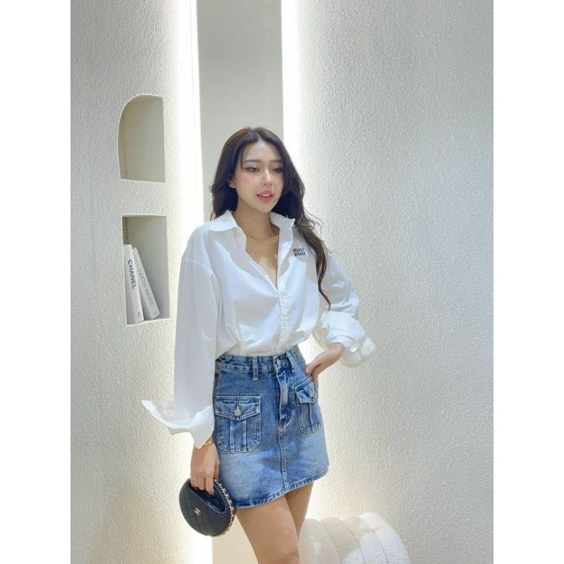 เชิ้ตMiuMiu งานคอลใหม่ รุ่นนี้น่ารักมาก ชิคมากๆค่าบอกเลย เนื้อผ้าคือ ...