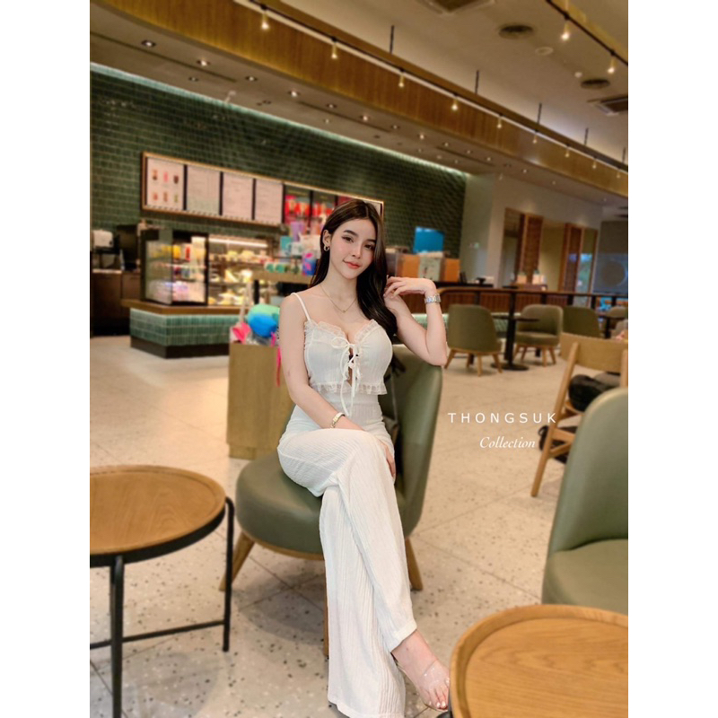 ป้าย Thongsuk สวยอะไรขนาดนี้ เซทสายเดี่ยวผูกหน้าแต่งลูกไม้สุดปังง ใส่คู่กับกางเกงขายาวเอวสูงคือม ...
