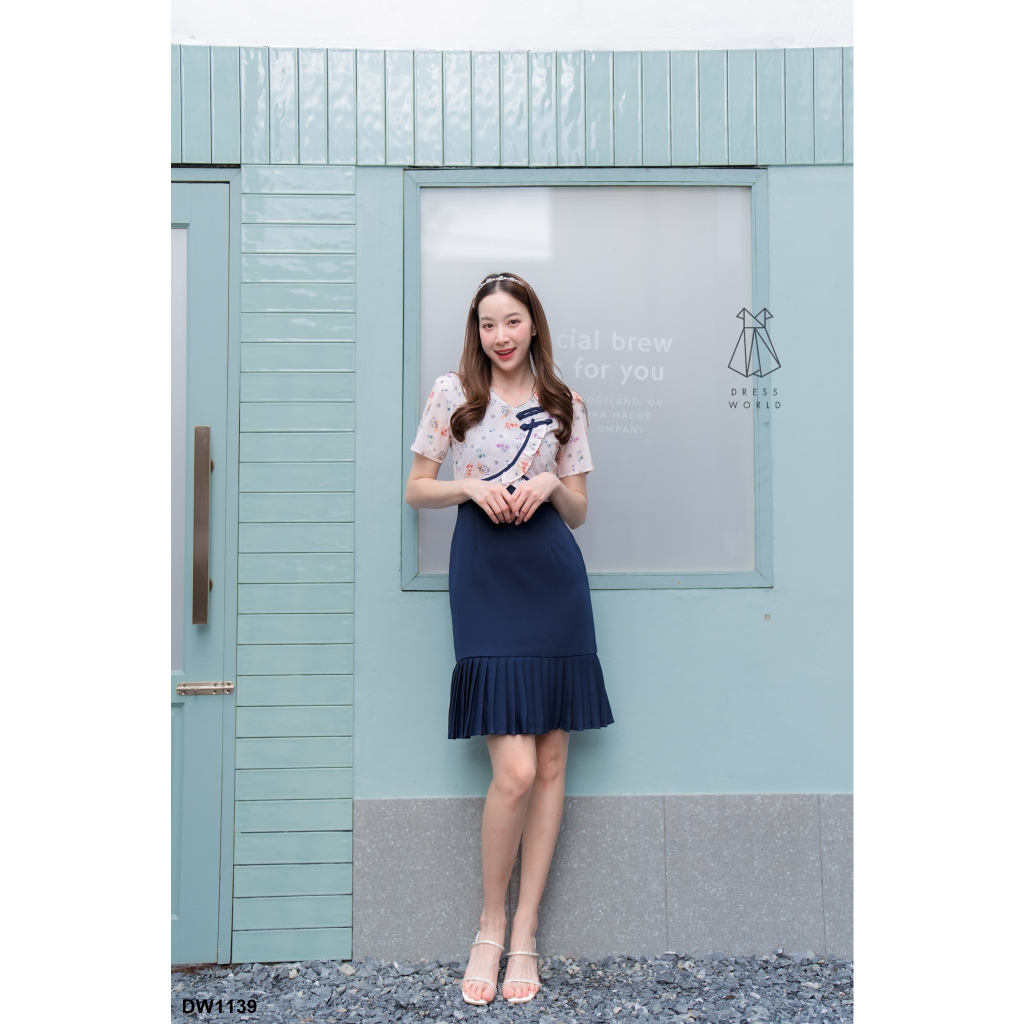 Dress world เดรสชายกระโปรงพีชแต่งเสื้อลายชายเสื้อระบาย (DW1139) | Shopee Thailand