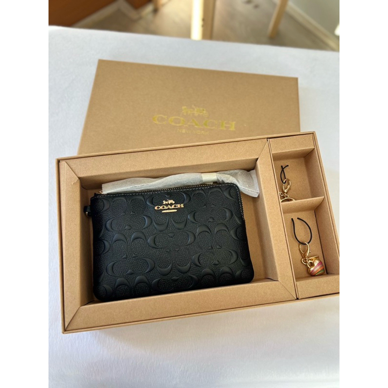 เซ็ทกล่องของขวัญ COACH BOXED CORNER ZIP WRISTLET IN SIGNATURE LEATHER ...