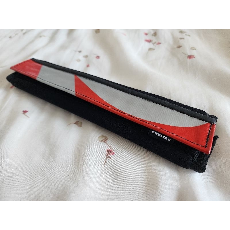 Freitag F103 reflective shoulder pad มี 4 สีให้เลือก รองบ่ามือหนึ่ง ของ ...