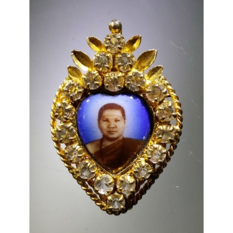 Antig Super 1504 ล็อกเก็ตเข็มกลัดฝังเพชร พระครูปลัดบุญช่วย สุภาจาโร วัดราษฎร์บรรจง จังหวัดอยุธยา ...