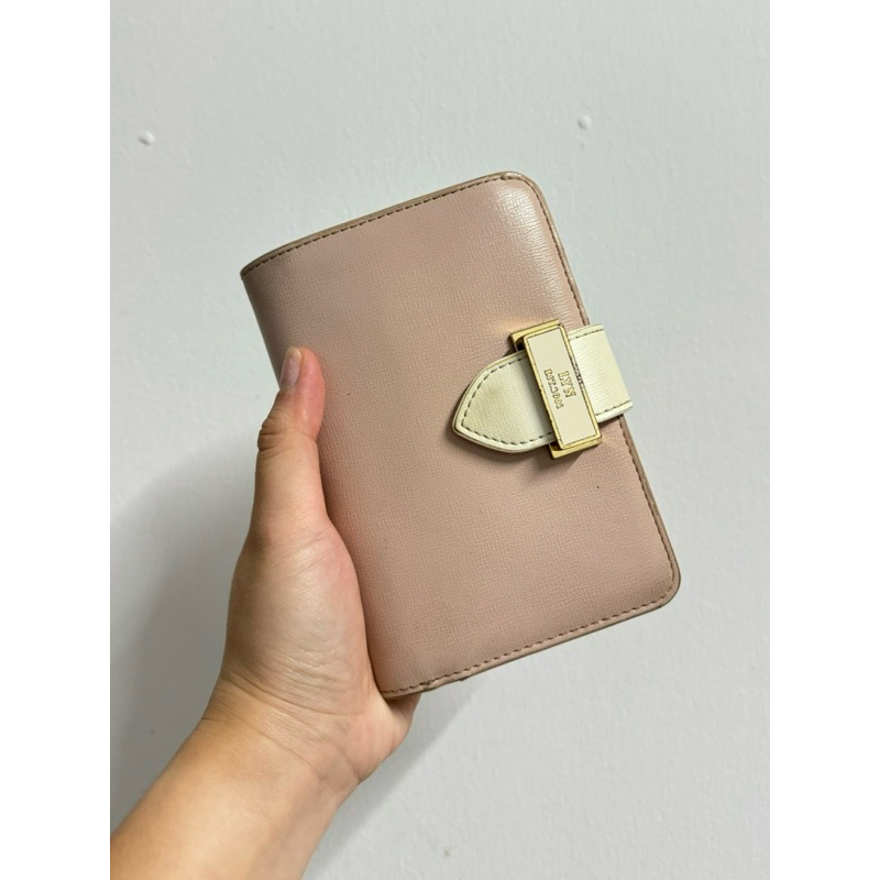 กระเป๋า LYN รุ่น JACKIE SHORT WALLET PINK-WHITE ของแท้ มือสองสภาพดี ส่ง ...