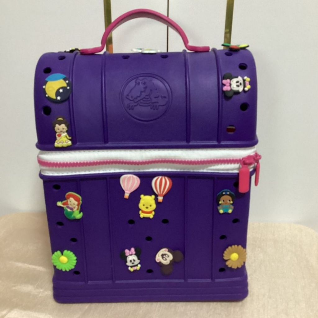 กระเป๋าเป้ Crocs รุ่น Classic Backpack - สีม่วง (แต่งจิบิ้นลายการ์ตูน ...