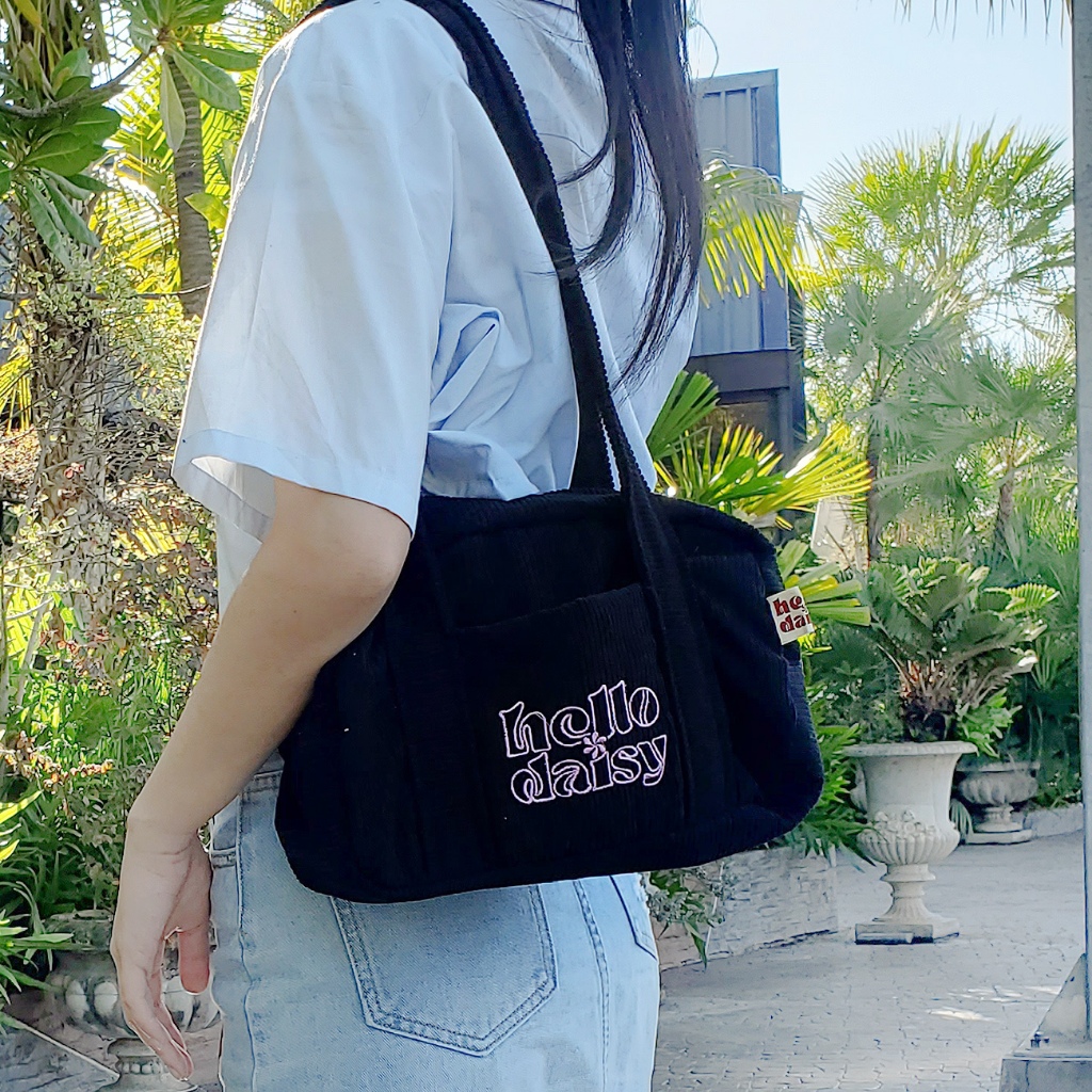 พร้อมส่ง**Hello Daisy [แบรนด์ไทย] กระเป๋าผ้าลูกฟูกดำ สายสะพายยาว ปัก ...