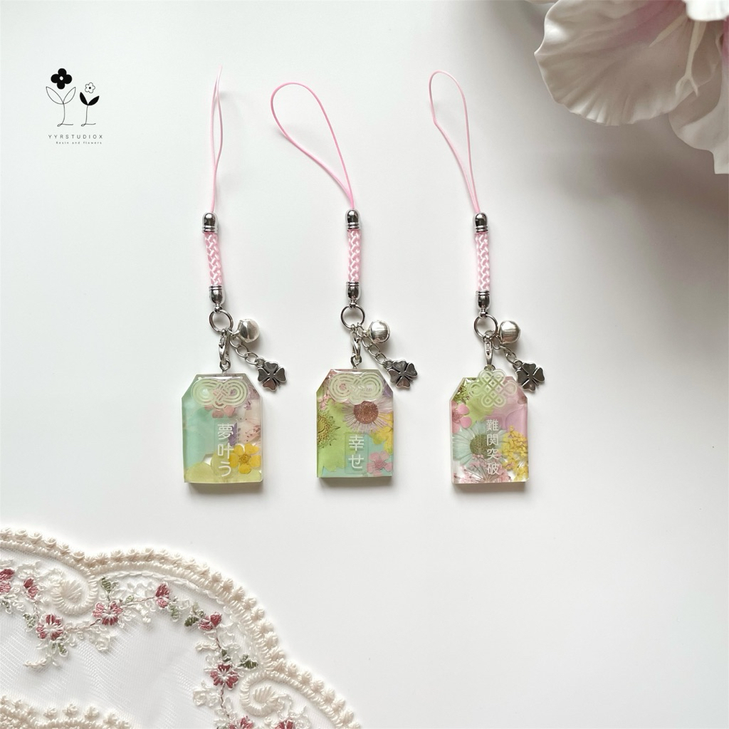 YYRSTUDIOX - Omamori keychain 🍡โอมาโมริ เครื่องราง ดอกไม้แห้งพร้อมคำอวย ...