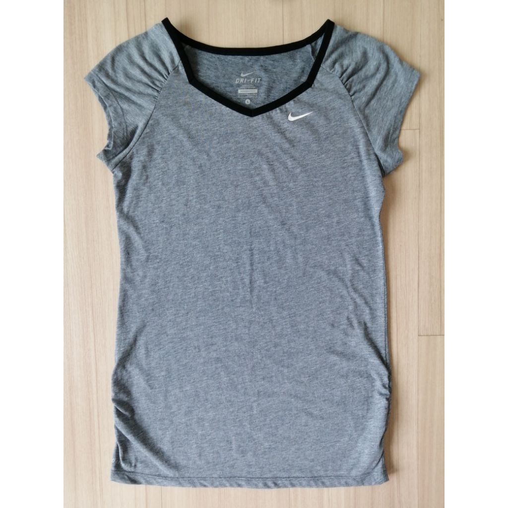 เสื้อยืด Nike Dri-fit Size L ของแท้ ผ้าดี ผู้หญิงสีเทาเข้ม วัดจากตัวเสื้อ ขนาดประมาณ ความยาว ...