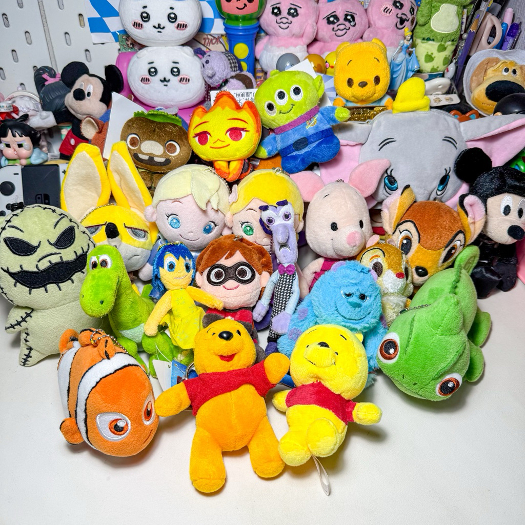 พร้อมส่ง🚚 พวงกุญแจดิสนีย์รวมเรื่อง toy story, bambi, elemental, monster ...