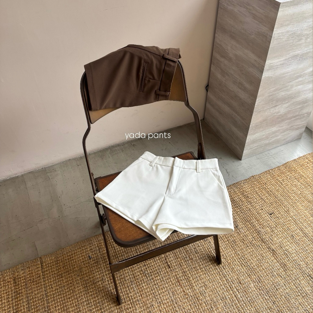 Yada Pants | Lydia shorts กางเกงขาสั้น แต่งเจาะกระเป๋าหลัง ผ้าโรเชฟ ...